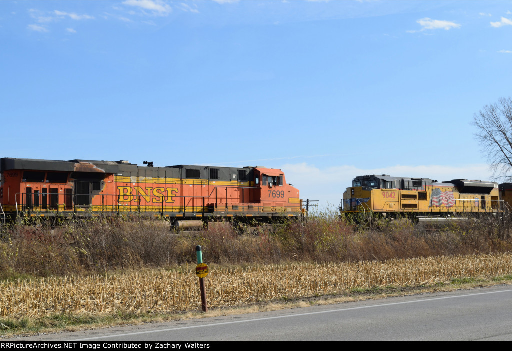 BNSF 7699 UP 9042